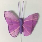 Lilla sommerfugl med fjer - På ståltrådspind - Dekolagersalg