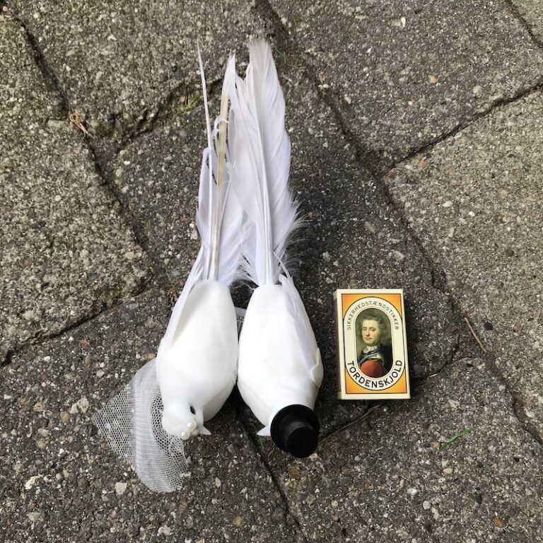 Hvide duer til bryllup - Fugle med hat og slør - Dekolagersalg