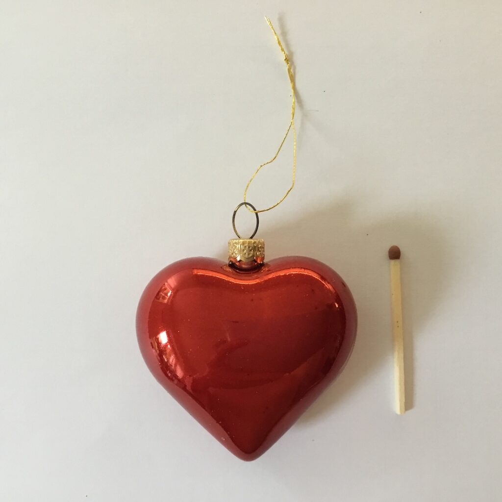 Rødt blank plastik hjerte - Hjertet har guld top & snorDekolagersalg