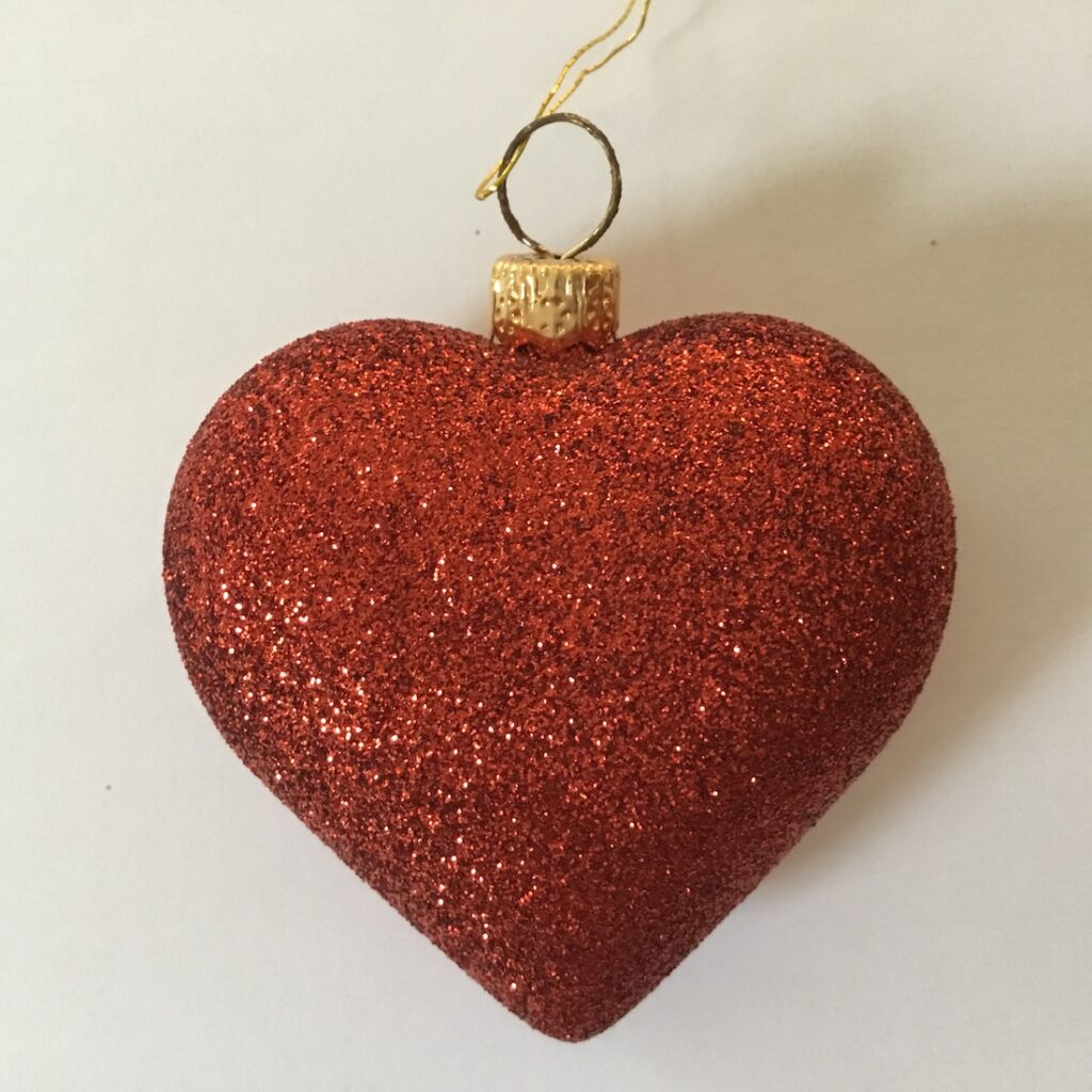 Rødt blank plastik hjerte - Hjertet har guld top & snorDekolagersalg