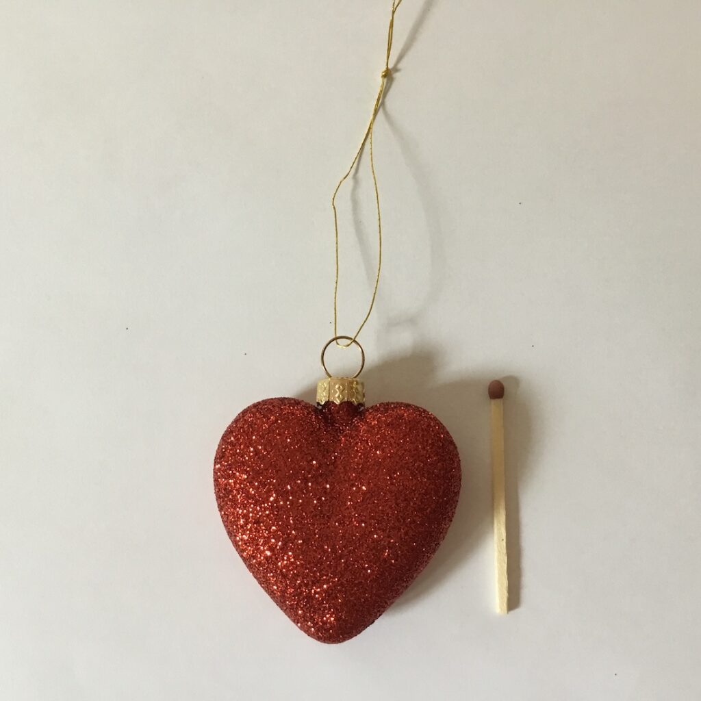 Lille rødt glimmer hjerte - Hjertet har guld top & snor Dekolagersalg