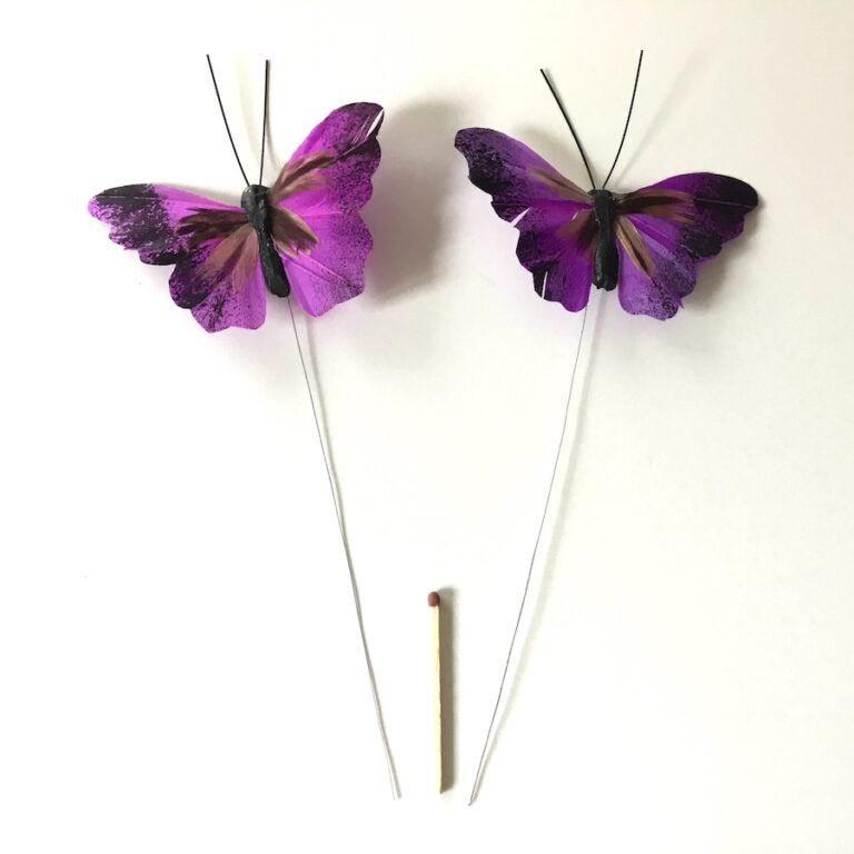 Lilla sommerfugl med fjer - På ståltrådspind - Dekolagersalg