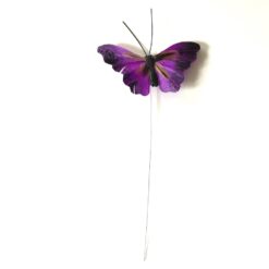 Lilla sommerfugl med fjer - På ståltrådspind - Dekolagersalg